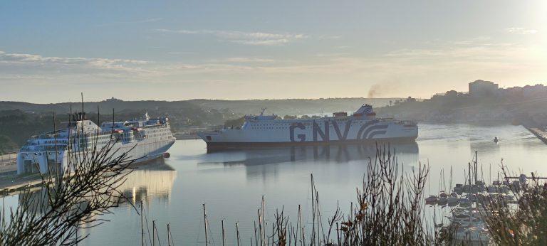 El «Golden Bridge» de GNV llega a Mahón – FERRYBALEAR