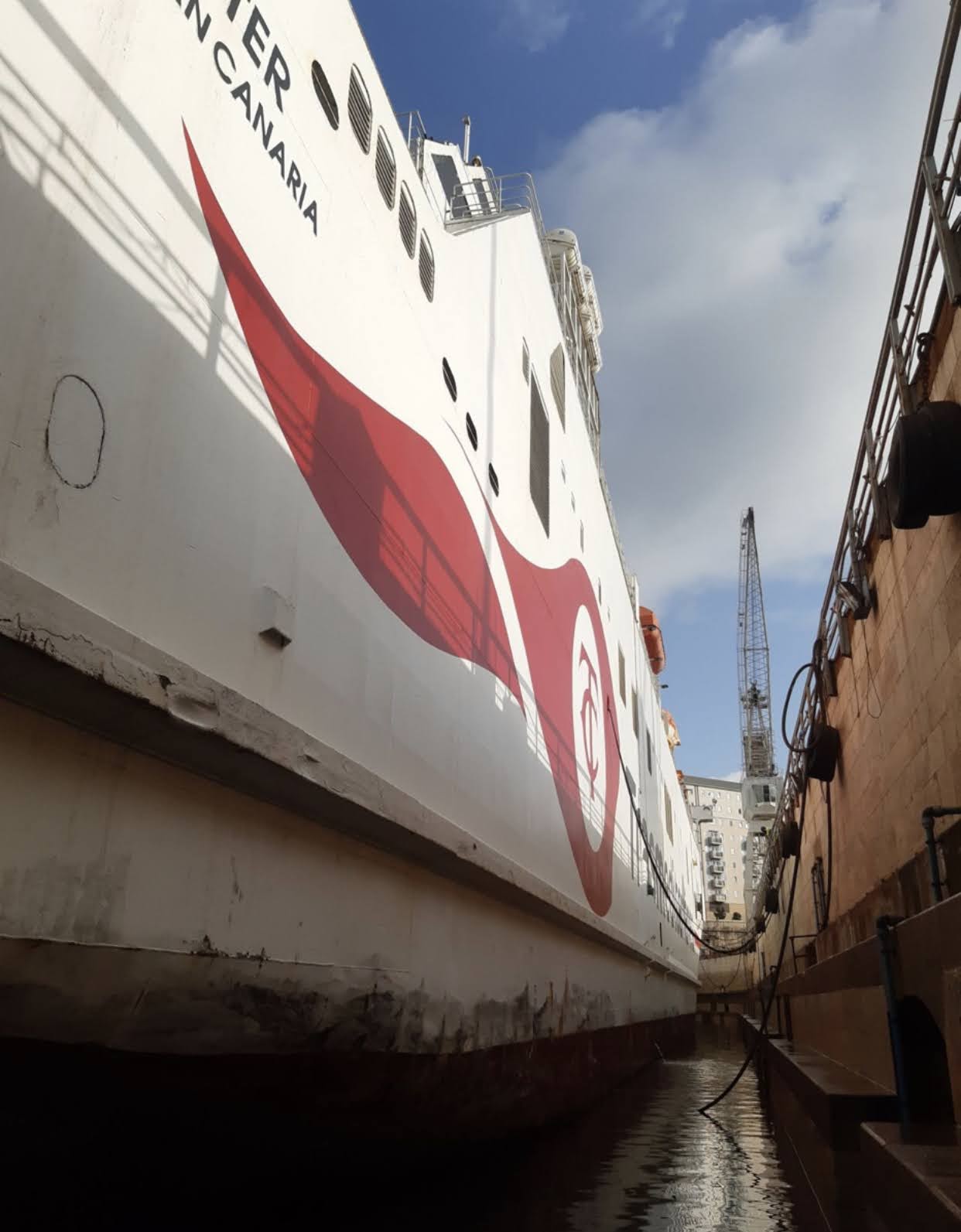 El «Juan J. Sister» de Trasmediterránea entra en la grada de Gibraltar ...