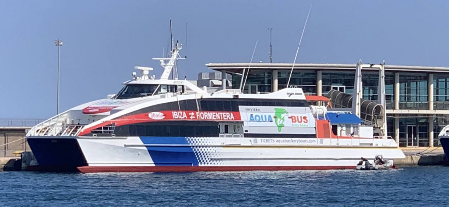 Buzos han revisado esta mañana la obra viva del «Aquabus Jet 2» en Sant ...