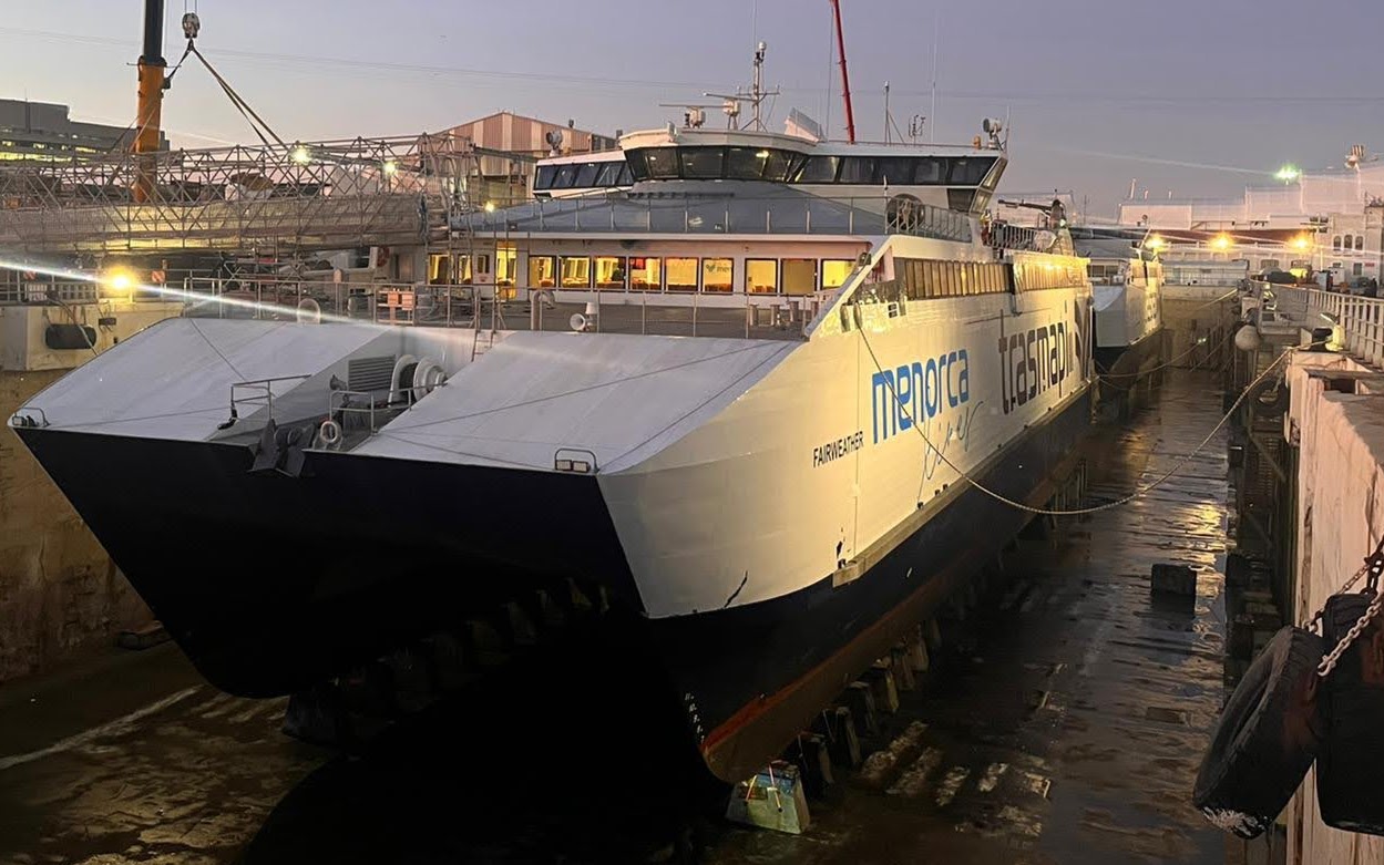 Los Fast Ferries “Fairweather” y “Chenega” de Menorca Lines de varada ...