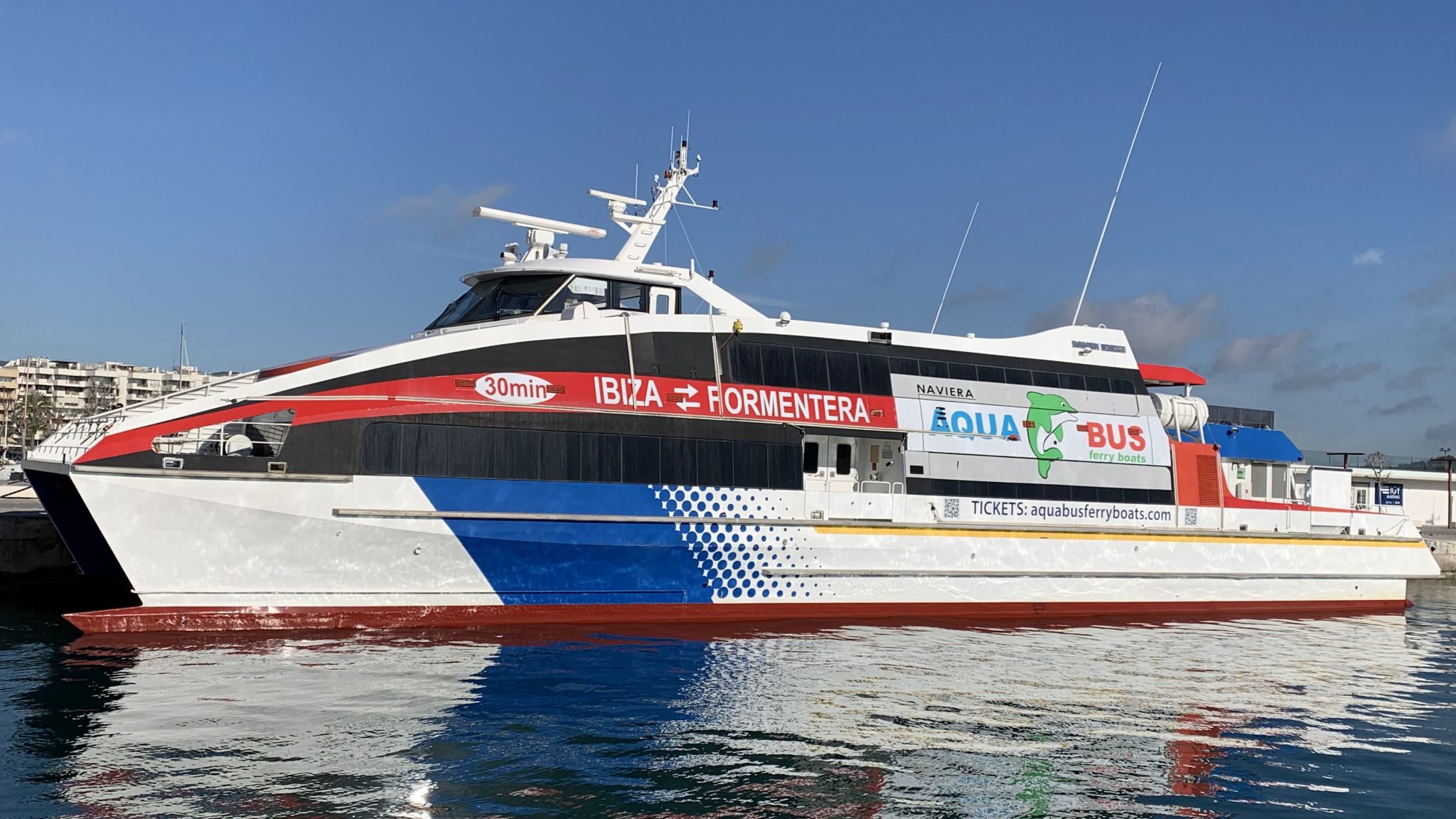 Aquabus activa el «Regina Once» entre las Pitiusas y tiene amarrado el ...
