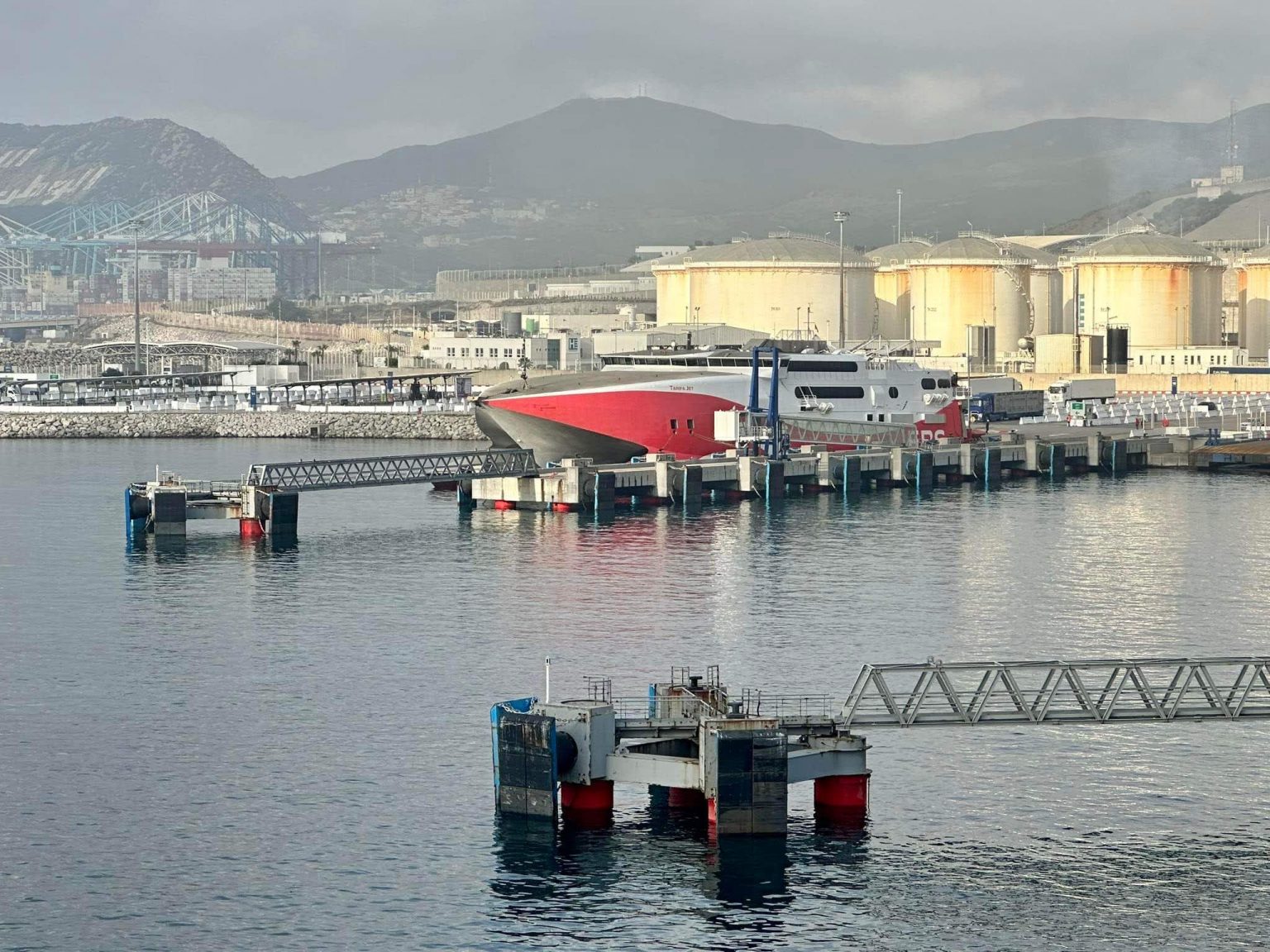 El «Tarifa Jet» de FRS suple la parada técnica del «Tánger Express ...