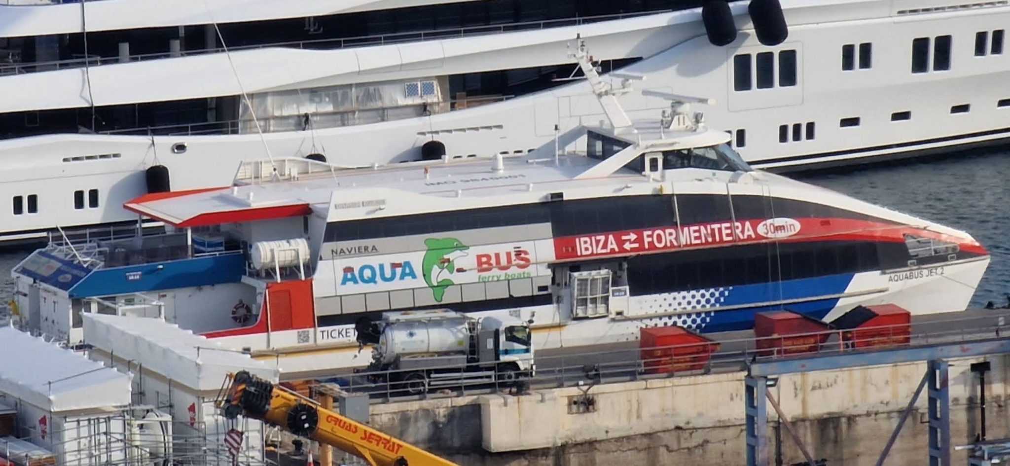 Los «Jet» de Aquabus ya no regresarán a las Pitiusas y aguardan su ...