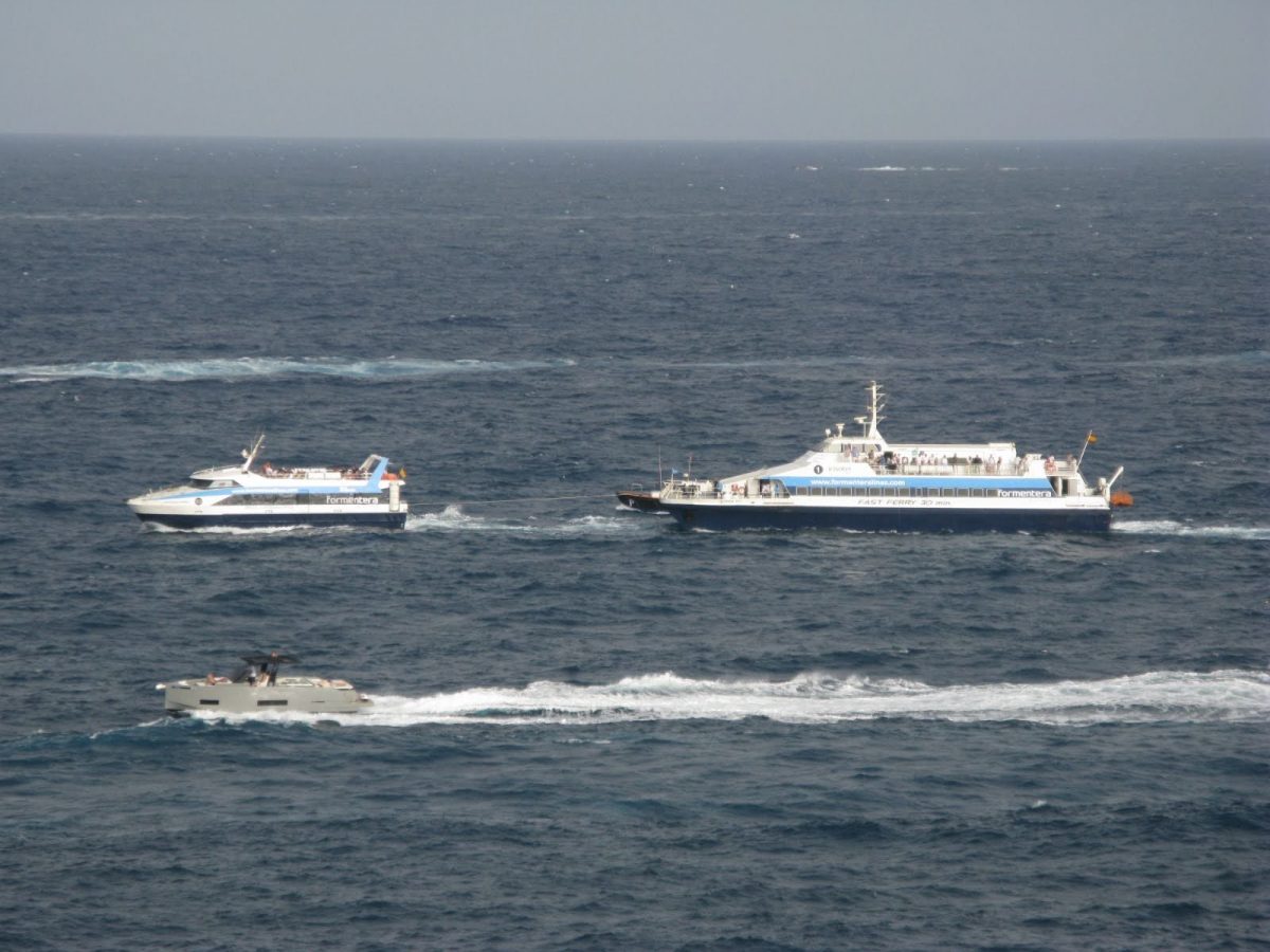 El «Eivissa Jet» de Formentera Lines tuvo que ser remolcado tras ...